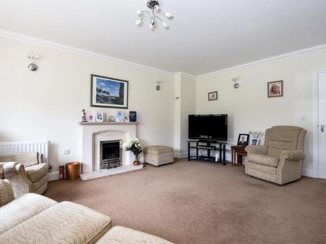 5 bedroom detached house to rent