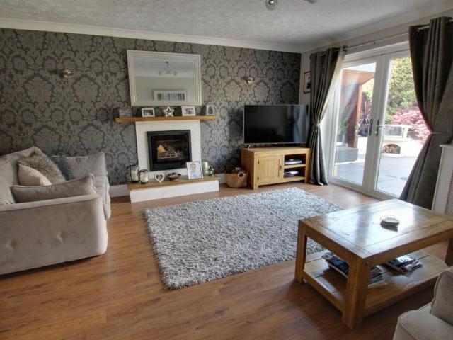 5 bedroom detached house to rent