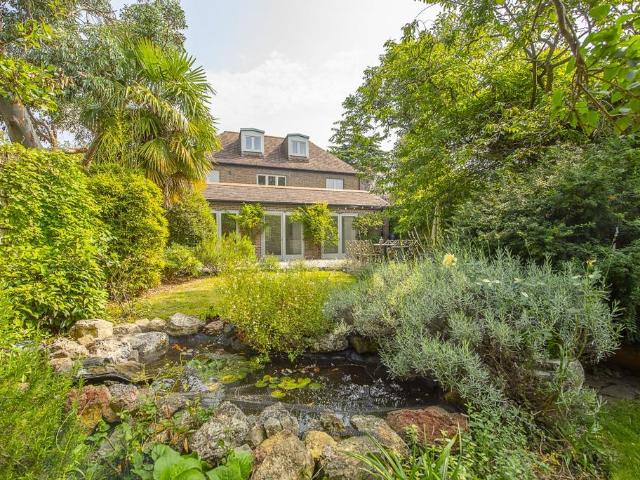 5 bedroom detached house to rent