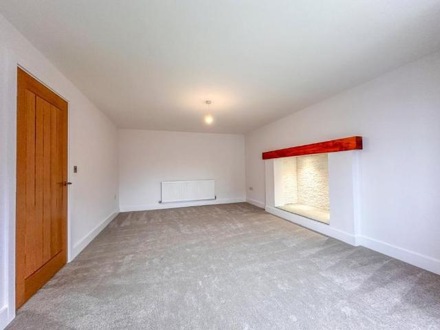 5 bedroom detached house to rent