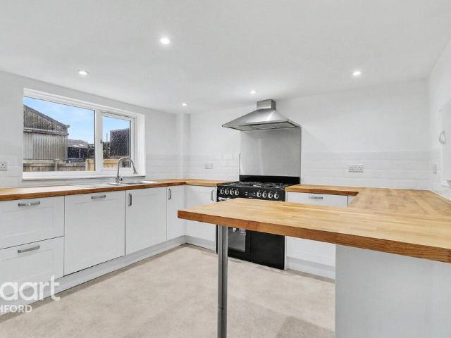 5 bedroom detached house to rent