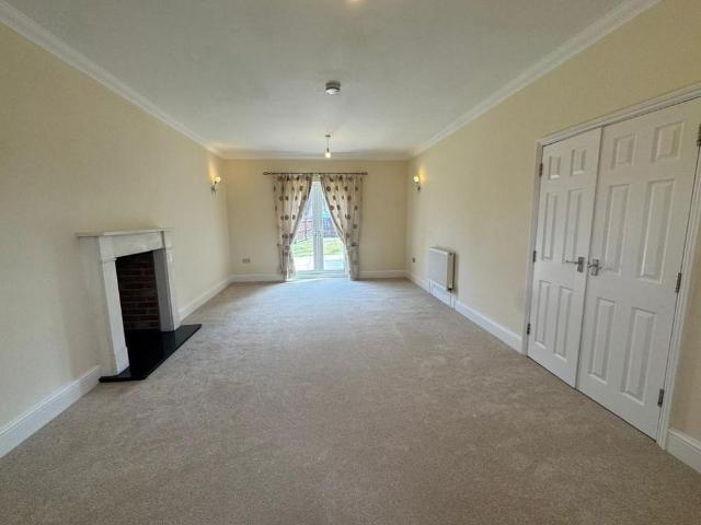 5 bedroom detached house to rent