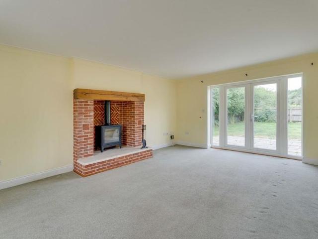 5 bedroom detached house to rent