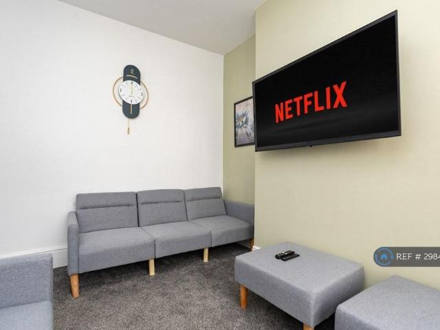 5 bedroom detached house to rent