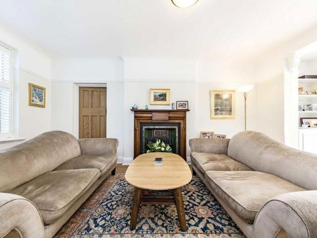 5 bedroom detached house to rent