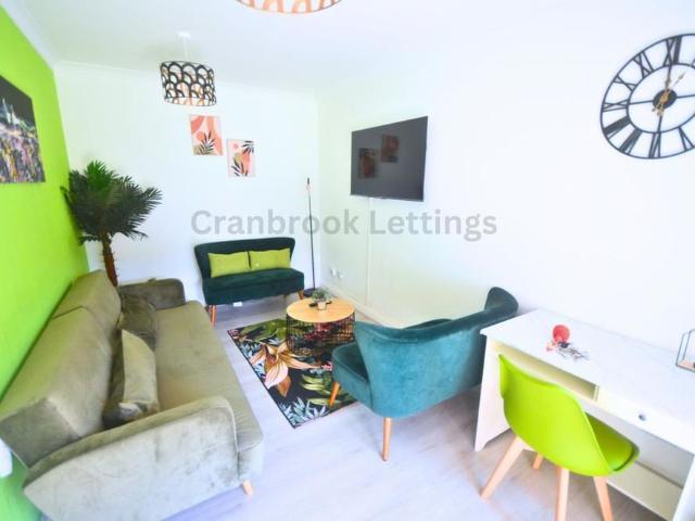5 bedroom detached house to rent