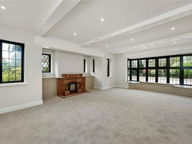 5 bedroom detached house to rent