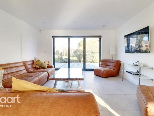 5 bedroom detached house to rent