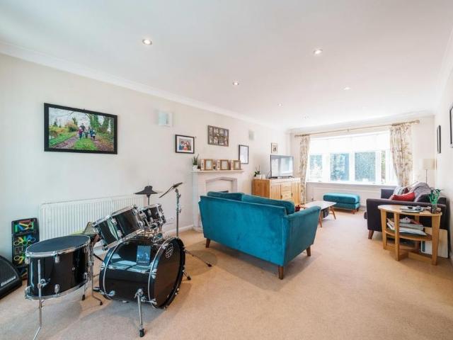 5 bedroom detached house to rent
