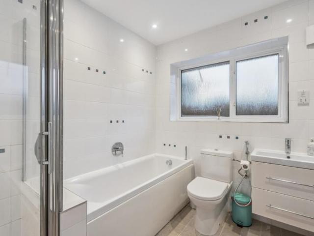 5 bedroom detached house to rent