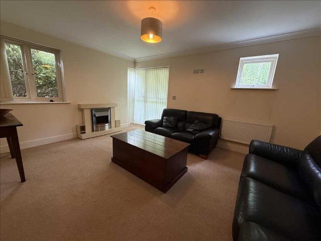 5 bedroom detached house to rent