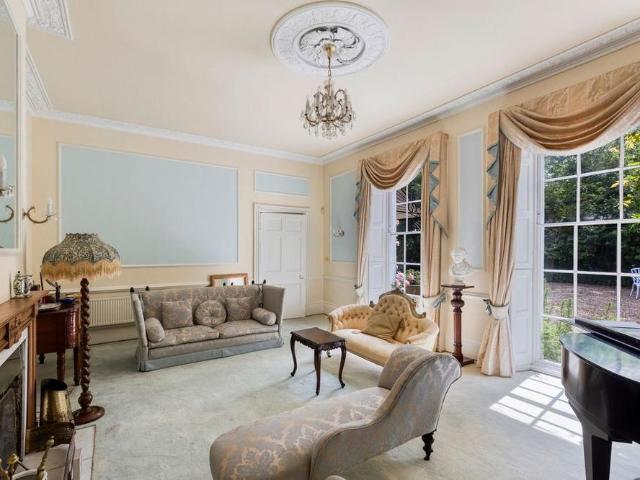 5 bedroom detached house to rent