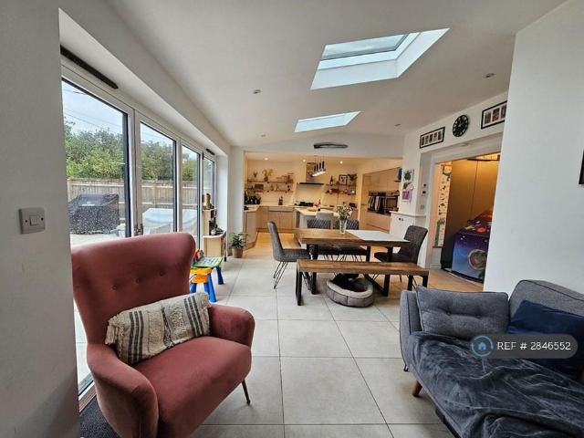 5 bedroom detached house to rent