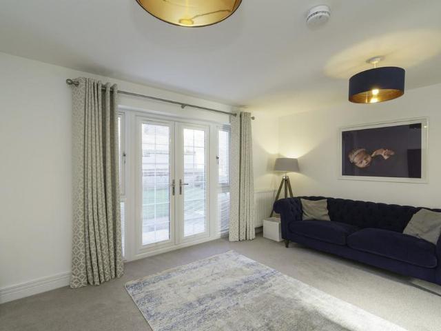 5 bedroom detached house to rent