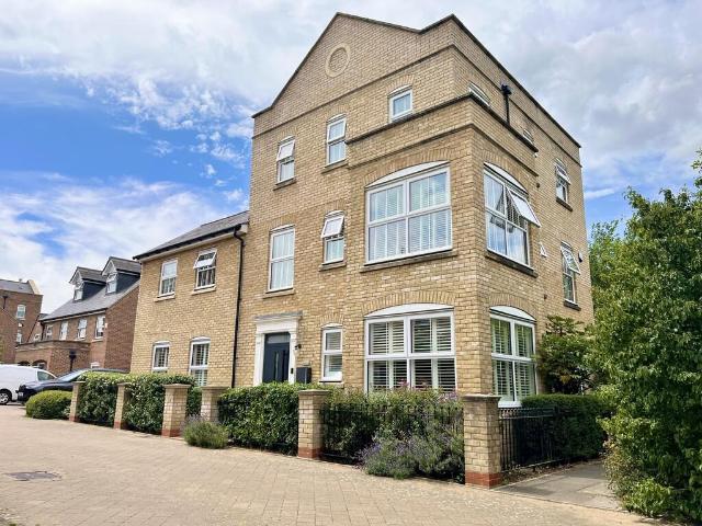 5 bedroom detached house to rent
