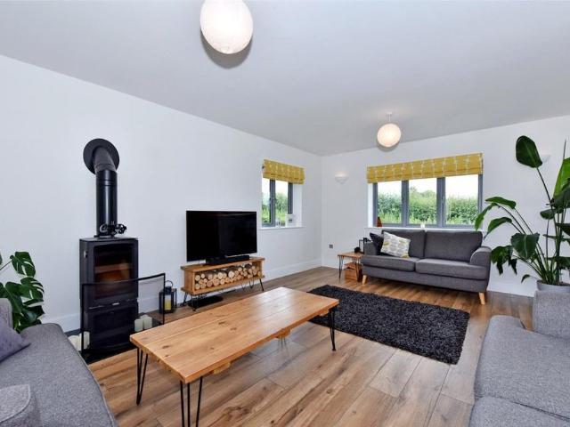 5 bedroom detached house to rent