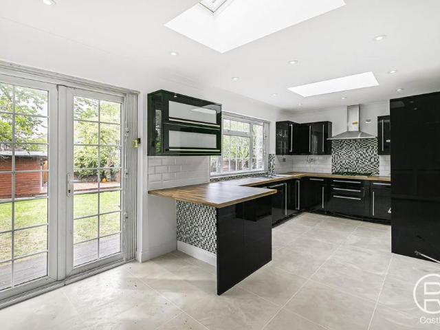 5 bedroom detached house to rent