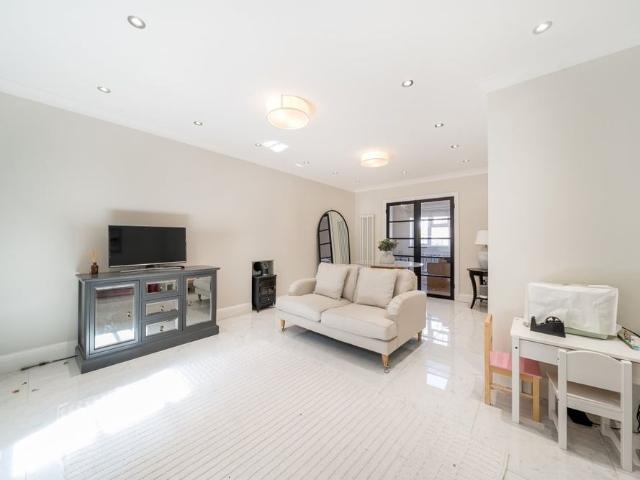 5 bedroom detached house to rent