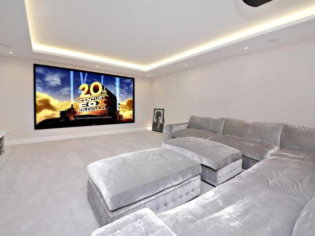 5 bedroom detached house to rent