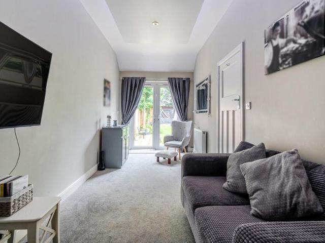5 bedroom detached house to rent