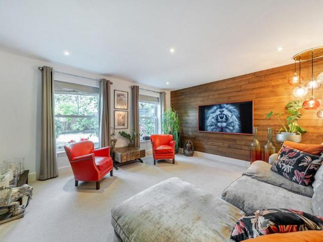 5 bedroom detached house to rent