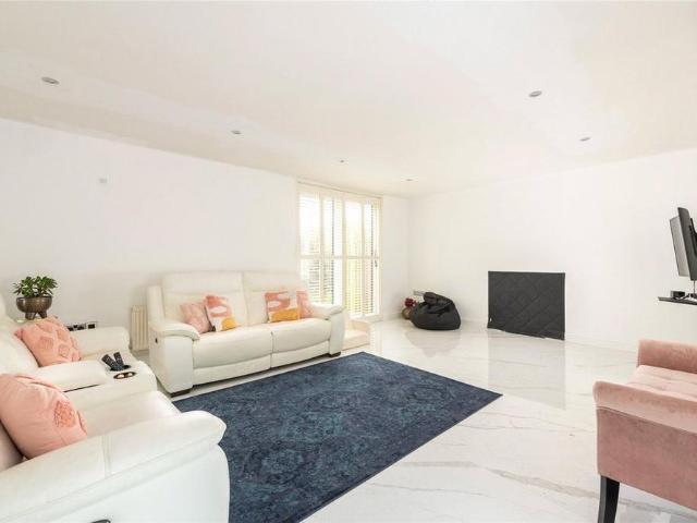 5 bedroom detached house to rent