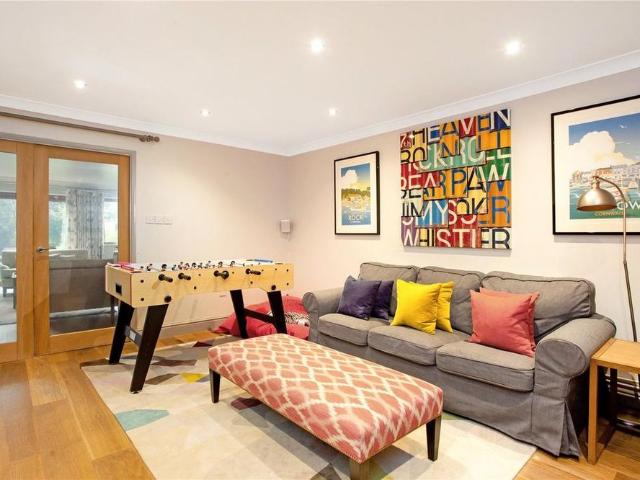 5 bedroom detached house to rent