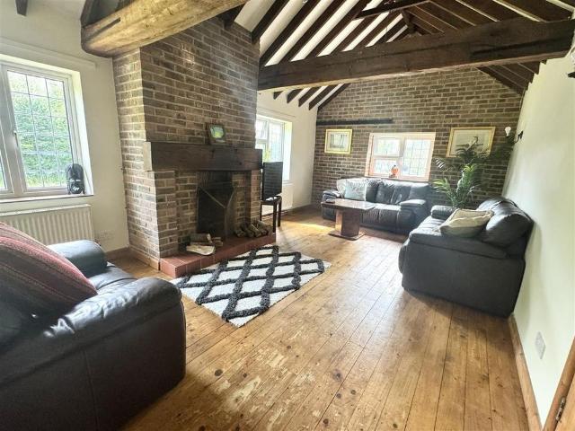 5 bedroom detached house to rent