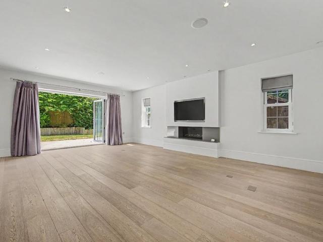 5 bedroom detached house to rent