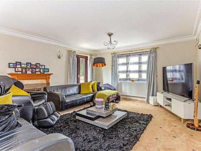 5 bedroom detached house to rent