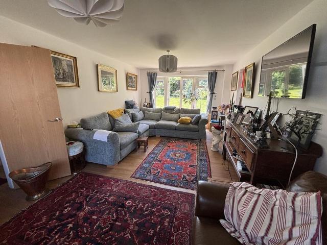 5 bedroom detached house to rent