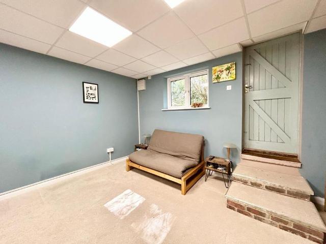 5 bedroom detached house to rent