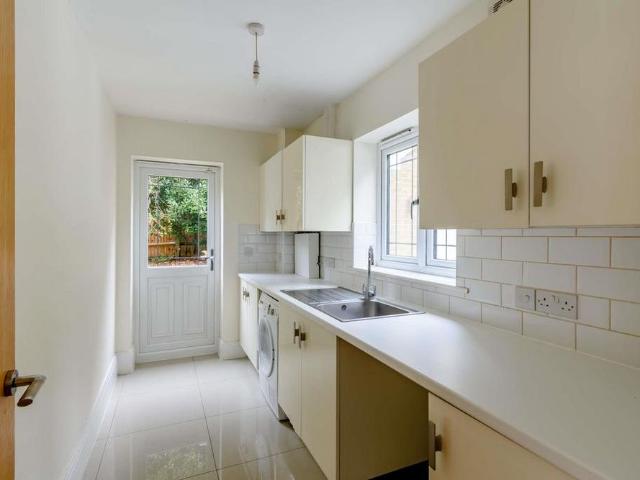 5 bedroom detached house to rent