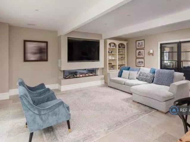 5 bedroom detached house to rent