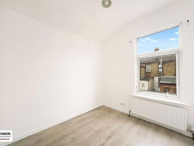 5 bedroom detached house to rent