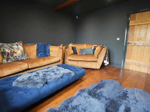 5 bedroom detached house to rent