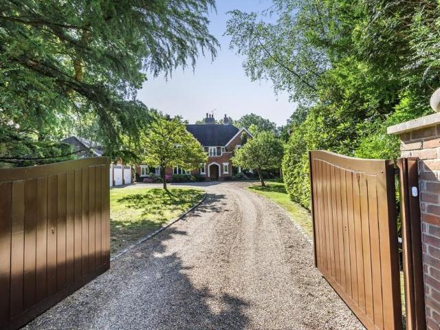 5 bedroom detached house to rent