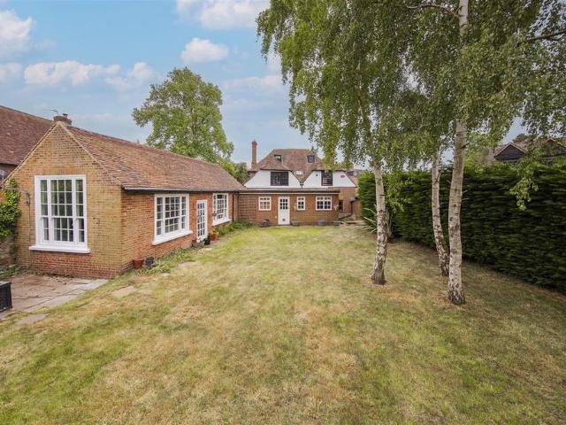 5 bedroom detached house to rent