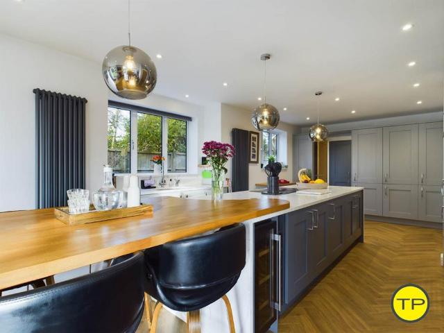 5 bedroom detached house to rent