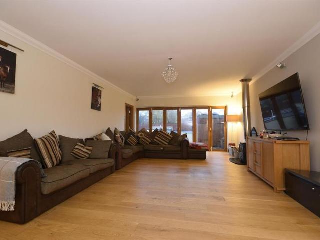 5 bedroom detached house to rent
