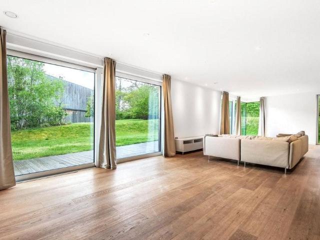 5 bedroom detached house to rent
