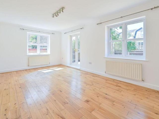 5 bedroom detached house to rent