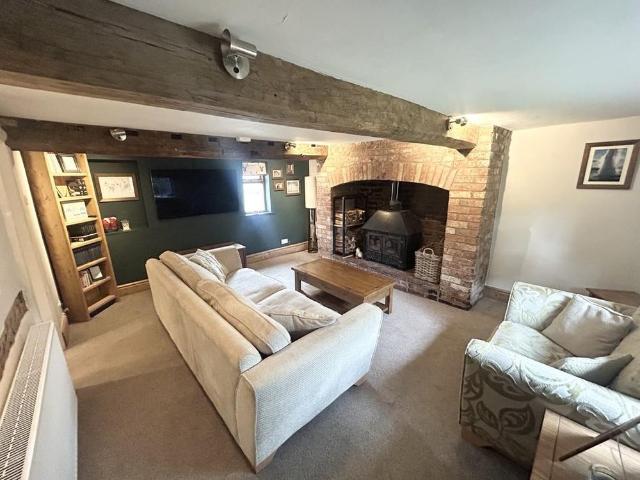 5 bedroom detached house to rent