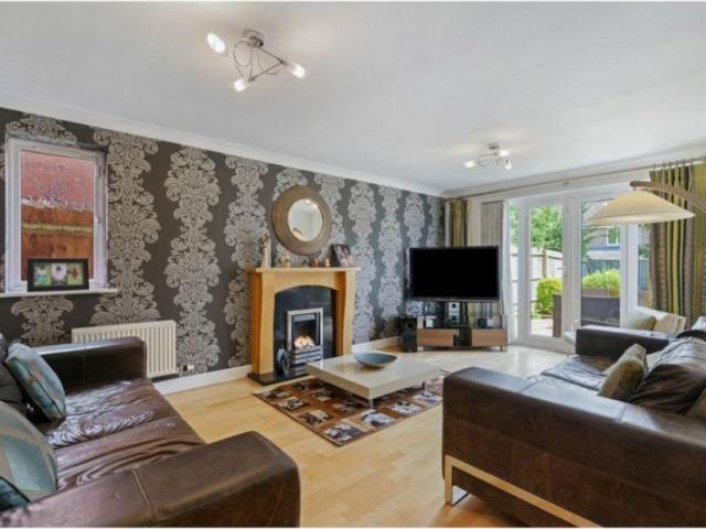 5 bedroom detached house to rent
