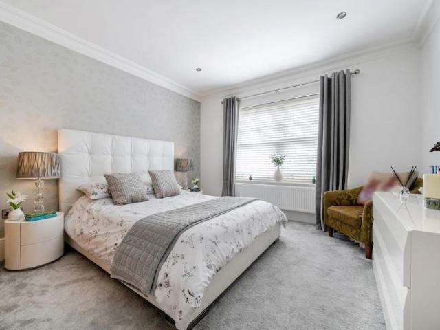 5 bedroom detached house to rent