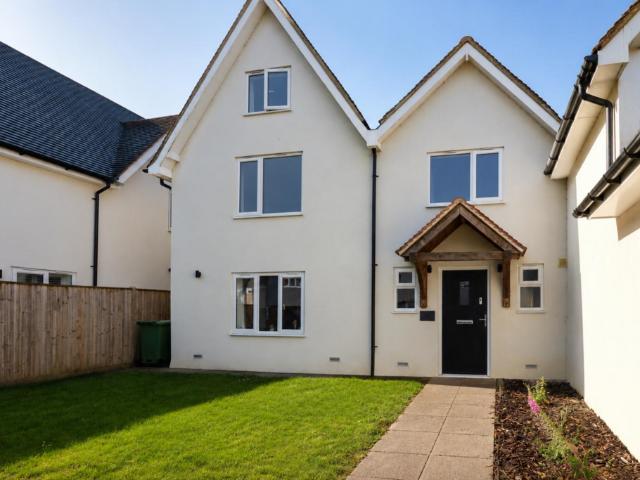 5 bedroom detached house to rent