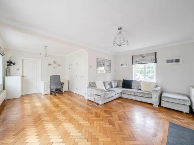 5 bedroom detached house to rent