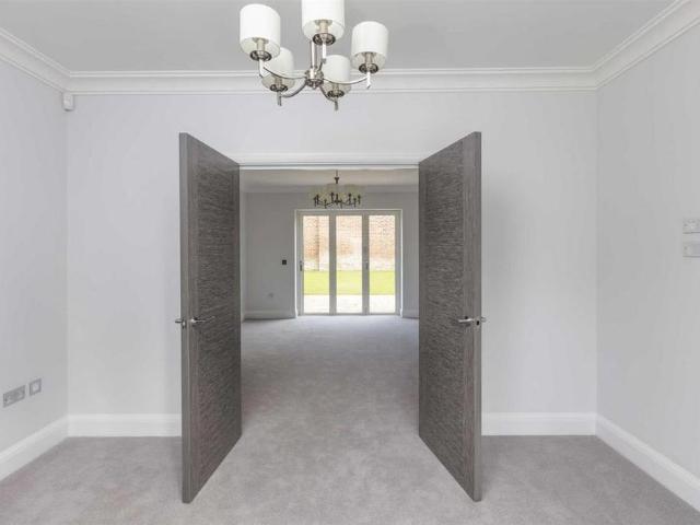 5 bedroom detached house to rent