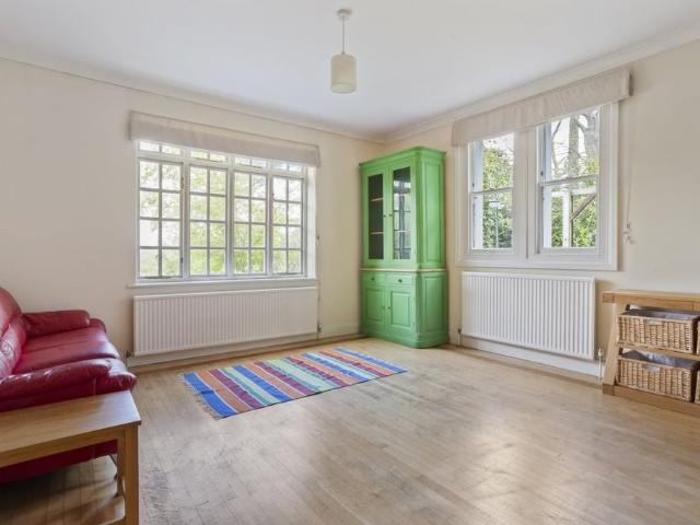 5 bedroom detached house to rent