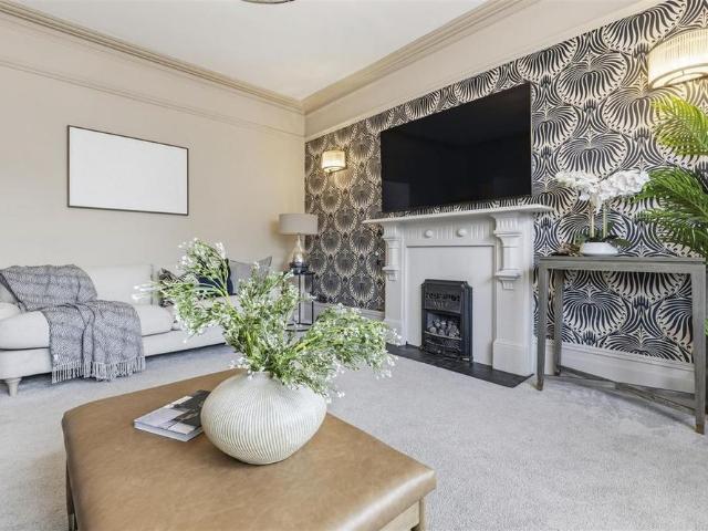 5 bedroom detached house to rent